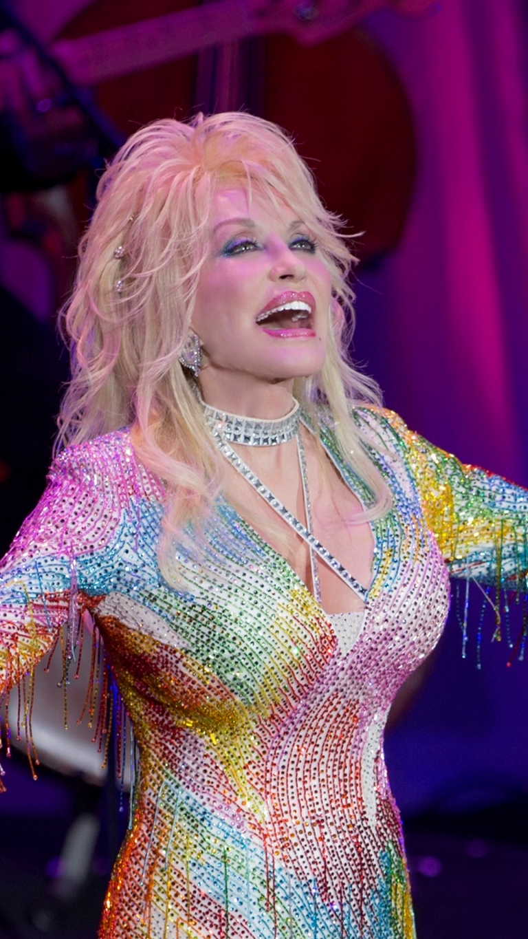Freida Parton Asks Fans To Pray For Dolly As She Faces Health Issues ...